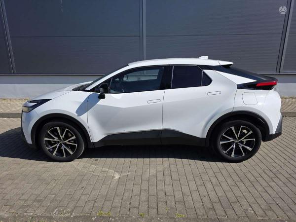 Белый Тойота C-HR 2025 в Вильнюс, объемом двигателя 1.99 л и пробегом 24 тыс. км за 29000 €, фото 3 на AUTOMOTO.COM.LV
