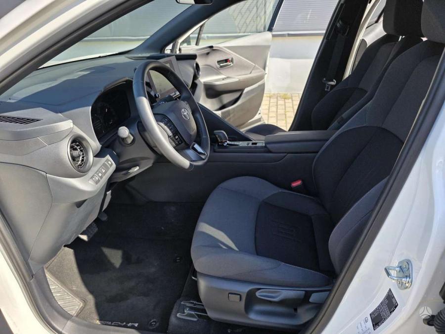 Balts Toyota C-HR 2025 Viļņa, ar dzinēja tilpumu 1.99 L un nobraukumu 24 tūkst. km par 29000 €, foto 16 vietnē AUTOMOTO.COM.LV