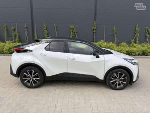 White Toyota C-HR 2025 in Vilnius, with an engine capacity of 2.00 L and mileage of 8 thousand km for 32900 €, photo 10 on AUTOMOTO.COM.LV
