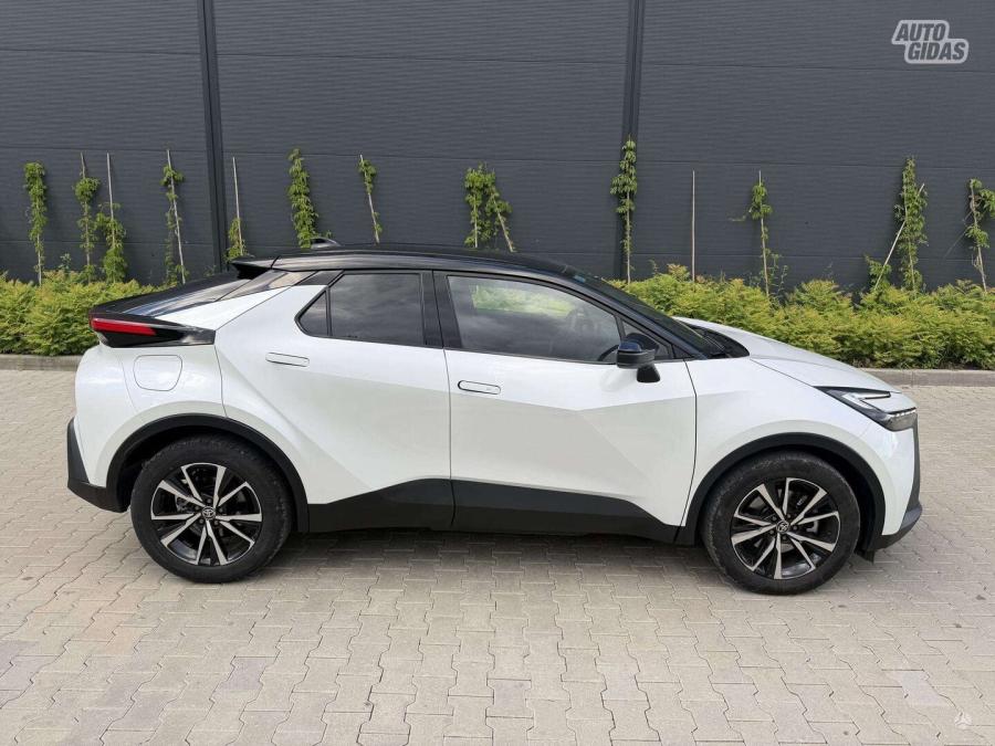 White Toyota C-HR 2025 in Vilnius, with an engine capacity of 2.00 L and mileage of 8 thousand km for 32900 €, photo 10 on AUTOMOTO.COM.LV