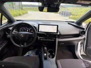 White Toyota C-HR 2025 in Vilnius, with an engine capacity of 2.00 L and mileage of 8 thousand km for 32900 €, photo 24 on AUTOMOTO.COM.LV