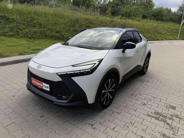 Белый Тойота C-HR 2025 в Вильнюс, объемом двигателя 1.99 л и пробегом 8 тыс. км за 32900 €, фото 1 на AUTOMOTO.COM.LV