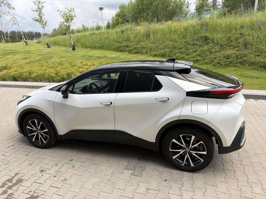 Balts Toyota C-HR 2025 Viļņa, ar dzinēja tilpumu 1.99 L un nobraukumu 8 tūkst. km par 32900 €, foto 18 vietnē AUTOMOTO.COM.LV