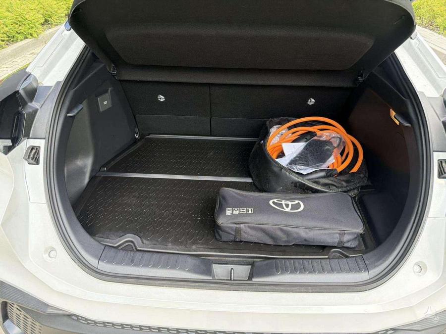 Balts Toyota C-HR 2025 Viļņa, ar dzinēja tilpumu 1.99 L un nobraukumu 8 tūkst. km par 32900 €, foto 19 vietnē AUTOMOTO.COM.LV