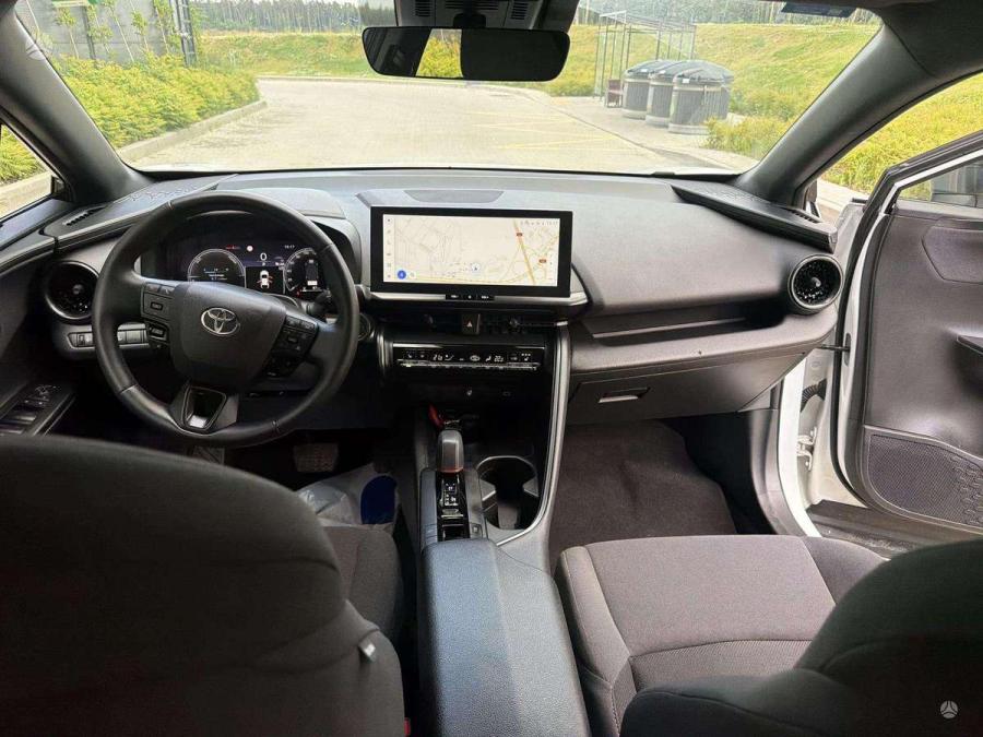 Balts Toyota C-HR 2025 Viļņa, ar dzinēja tilpumu 1.99 L un nobraukumu 8 tūkst. km par 32900 €, foto 23 vietnē AUTOMOTO.COM.LV