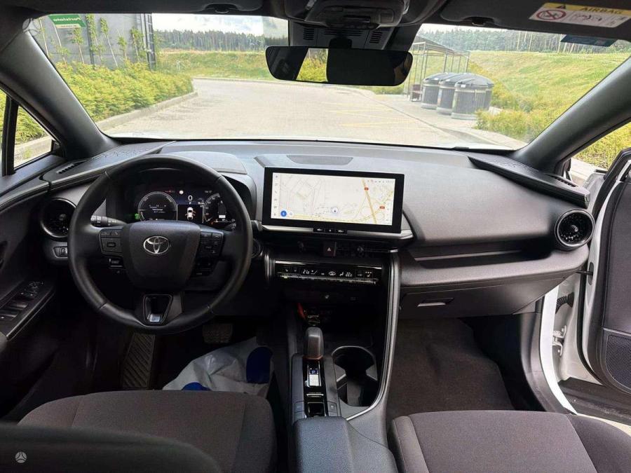 Balts Toyota C-HR 2025 Viļņa, ar dzinēja tilpumu 1.99 L un nobraukumu 8 tūkst. km par 32900 €, foto 24 vietnē AUTOMOTO.COM.LV
