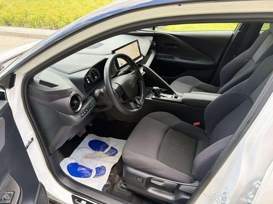 Balts Toyota C-HR 2025 Viļņa, ar dzinēja tilpumu 1.99 L un nobraukumu 8 tūkst. km par 32900 €, foto 33 vietnē AUTOMOTO.COM.LV