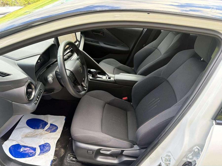 Balts Toyota C-HR 2025 Viļņa, ar dzinēja tilpumu 1.99 L un nobraukumu 8 tūkst. km par 32900 €, foto 35 vietnē AUTOMOTO.COM.LV