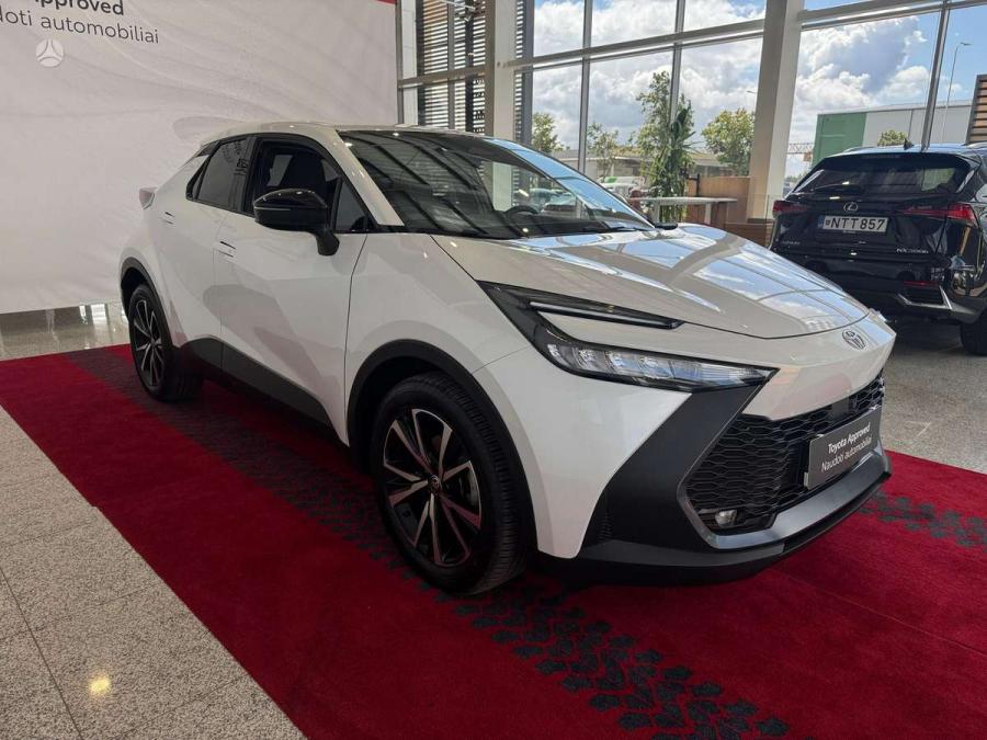 Balts Toyota C-HR 2025 Šauļi, ar dzinēja tilpumu 1.99 L un nobraukumu 10 tūkst. km par 31900 €, foto 3 vietnē AUTOMOTO.COM.LV