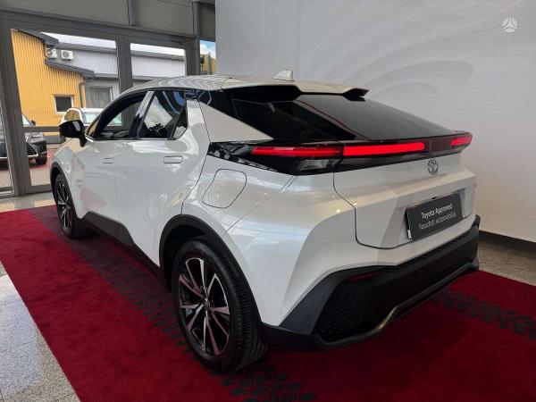White Toyota C-HR 2025 in Siauliai, with an engine capacity of 1.99 L and mileage of 10 thousand km for 31900 €, photo 5 on AUTOMOTO.COM.LV