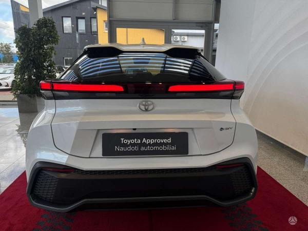 White Toyota C-HR 2025 in Siauliai, with an engine capacity of 1.99 L and mileage of 10 thousand km for 31900 €, photo 7 on AUTOMOTO.COM.LV