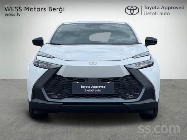 White Toyota C-HR 2025 in Riga, with an engine capacity of 1.80 L and mileage of 10 thousand km for 29490 €, photo 5 on AUTOMOTO.COM.LV