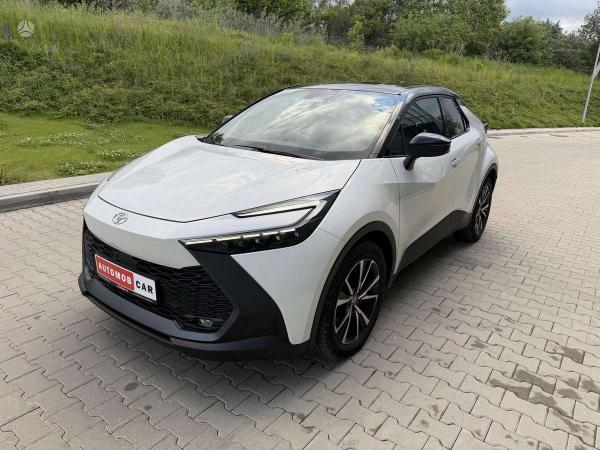 White Toyota C-HR 2025 in Vilnius, with an engine capacity of 1.99 L and mileage of 8 thousand km for 32900 €, photo 4 on AUTOMOTO.COM.LV