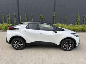 Белый Тойота C-HR 2025 в Вильнюс, объемом двигателя 1.99 л и пробегом 8 тыс. км за 32900 €, фото 10 на AUTOMOTO.COM.LV