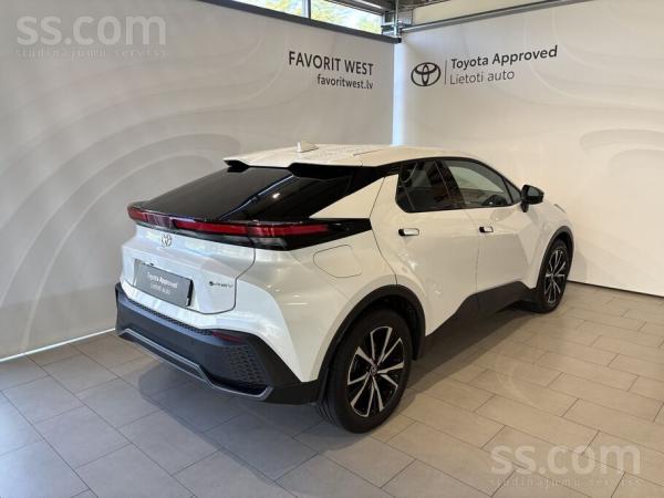 White Toyota C-HR 2025 in Ventspils, with an engine capacity of 2.00 L and mileage of 38 thousand km for 32800 €, photo 4 on AUTOMOTO.COM.LV