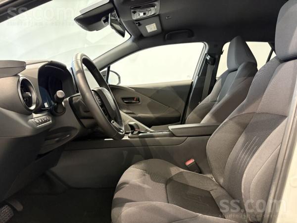 White Toyota C-HR 2025 in Ventspils, with an engine capacity of 2.00 L and mileage of 38 thousand km for 32800 €, photo 5 on AUTOMOTO.COM.LV