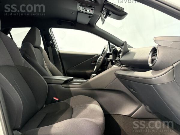 White Toyota C-HR 2025 in Ventspils, with an engine capacity of 2.00 L and mileage of 38 thousand km for 32800 €, photo 7 on AUTOMOTO.COM.LV