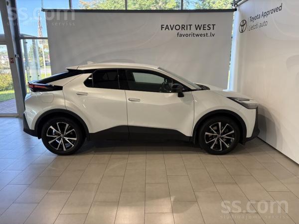 White Toyota C-HR 2025 in Ventspils, with an engine capacity of 2.00 L and mileage of 38 thousand km for 32800 €, photo 3 on AUTOMOTO.COM.LV