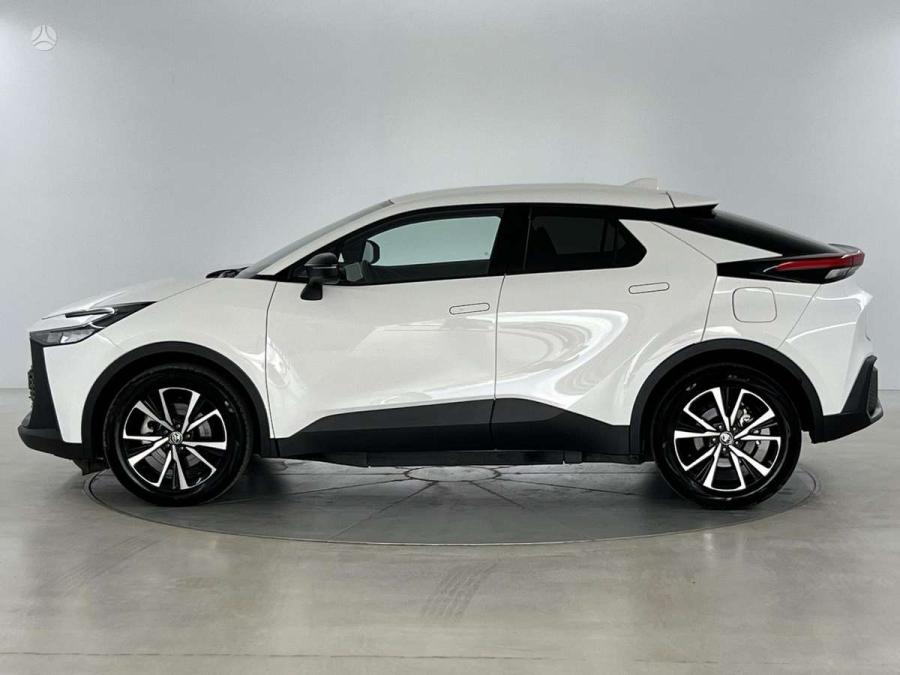Белый Тойота C-HR 2025 в Вильнюс, объемом двигателя 1.99 л и пробегом 13 тыс. км за 32900 €, фото 4 на AUTOMOTO.COM.LV