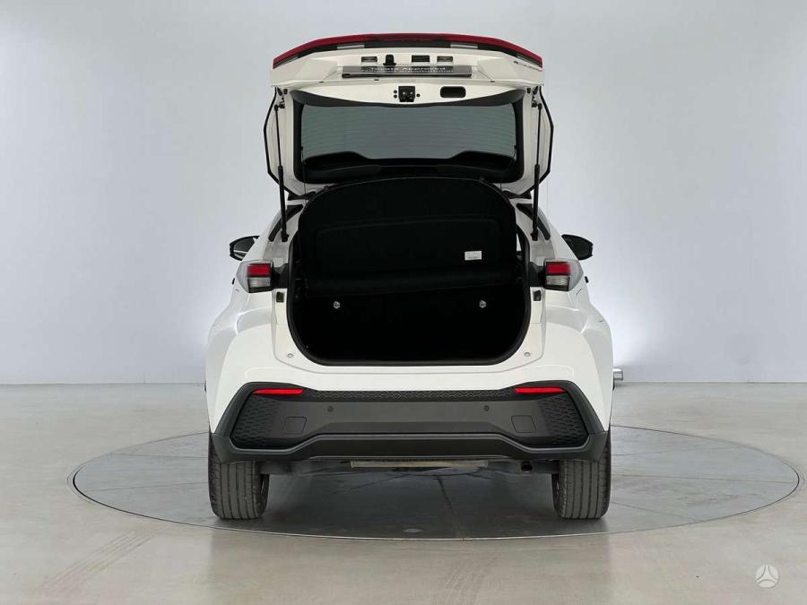 Белый Тойота C-HR 2025 в Вильнюс, объемом двигателя 1.99 л и пробегом 13 тыс. км за 32900 €, фото 11 на AUTOMOTO.COM.LV
