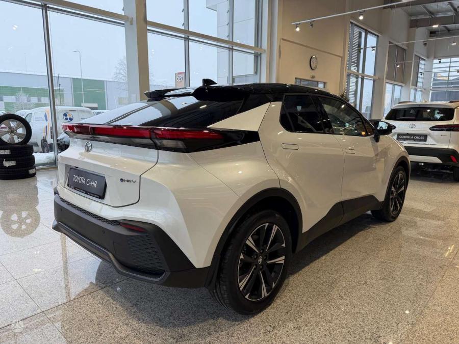 Balts Toyota C-HR 2026 Šauļi, ar dzinēja tilpumu 1.80 L un nobraukumu 8 tūkst. km par 35700 €, foto 4 vietnē AUTOMOTO.COM.LV