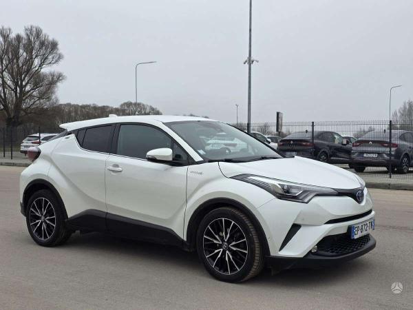 White Toyota C-HR 2017 in Taurage, with an engine capacity of 1.80 L and mileage of 220 thousand km for 15200 €, photo 1 on AUTOMOTO.COM.LV
