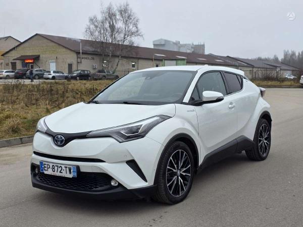 White Toyota C-HR 2017 in Taurage, with an engine capacity of 1.80 L and mileage of 220 thousand km for 15200 €, photo 2 on AUTOMOTO.COM.LV