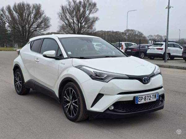 White Toyota C-HR 2017 in Taurage, with an engine capacity of 1.80 L and mileage of 220 thousand km for 15200 €, photo 3 on AUTOMOTO.COM.LV