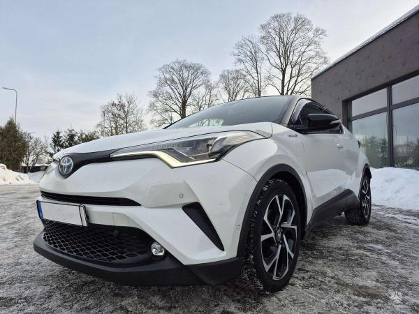 White Toyota C-HR 2017 in Taurage, with an engine capacity of 1.80 L and mileage of 176 thousand km for 12900 €, photo 1 on AUTOMOTO.COM.LV