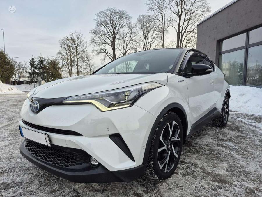 White Toyota C-HR 2017 in Taurage, with an engine capacity of 1.80 L and mileage of 176 thousand km for 12900 €, photo 3 on AUTOMOTO.COM.LV