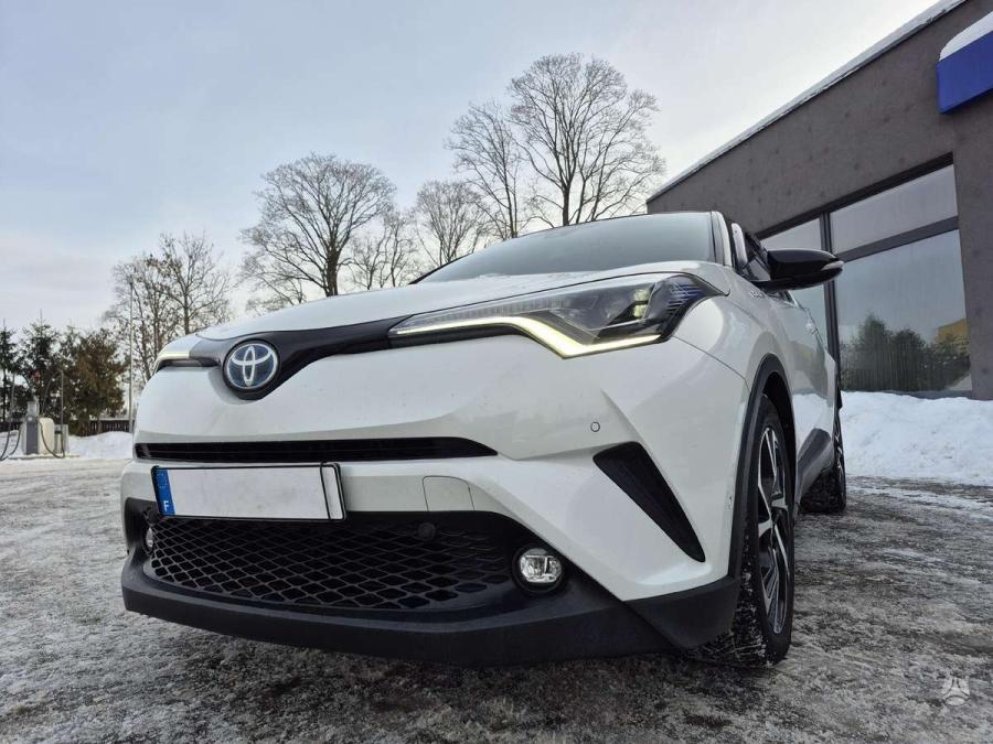 White Toyota C-HR 2017 in Taurage, with an engine capacity of 1.80 L and mileage of 176 thousand km for 12900 €, photo 5 on AUTOMOTO.COM.LV