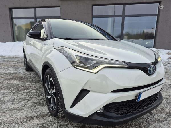 White Toyota C-HR 2017 in Taurage, with an engine capacity of 1.80 L and mileage of 176 thousand km for 12900 €, photo 6 on AUTOMOTO.COM.LV