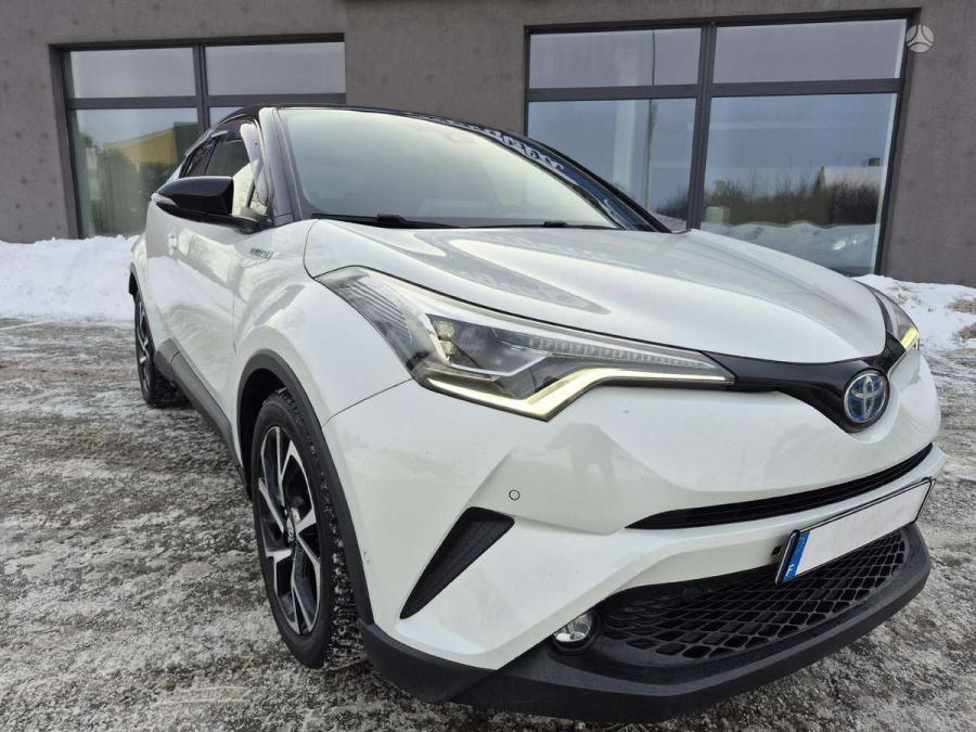 White Toyota C-HR 2017 in Taurage, with an engine capacity of 1.80 L and mileage of 176 thousand km for 12900 €, photo 6 on AUTOMOTO.COM.LV