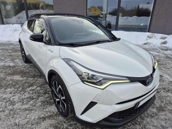 White Toyota C-HR 2017 in Taurage, with an engine capacity of 1.80 L and mileage of 176 thousand km for 12900 €, photo 7 on AUTOMOTO.COM.LV