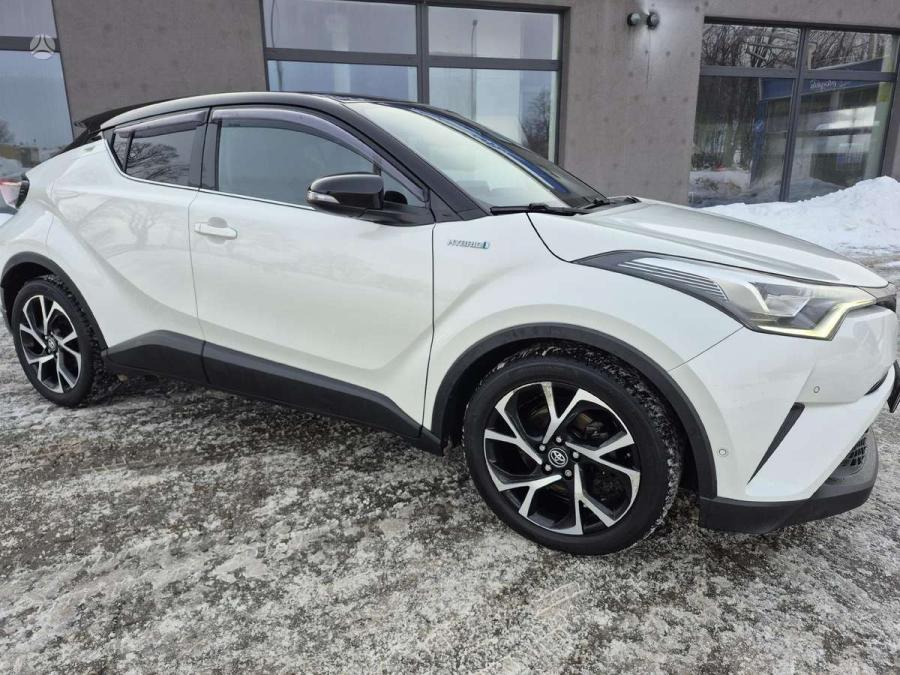 White Toyota C-HR 2017 in Taurage, with an engine capacity of 1.80 L and mileage of 176 thousand km for 12900 €, photo 9 on AUTOMOTO.COM.LV