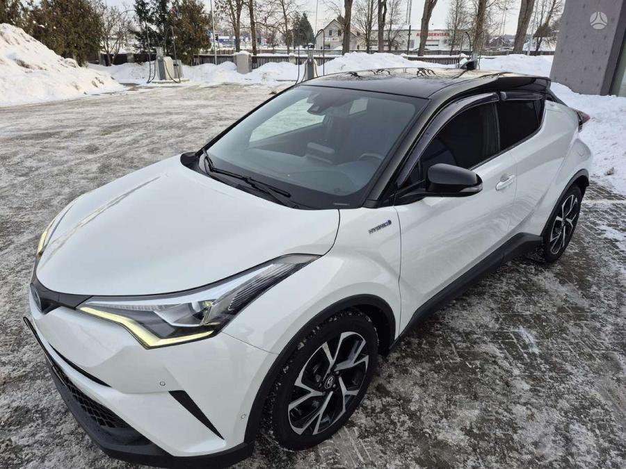 White Toyota C-HR 2017 in Taurage, with an engine capacity of 1.80 L and mileage of 176 thousand km for 12900 €, photo 11 on AUTOMOTO.COM.LV