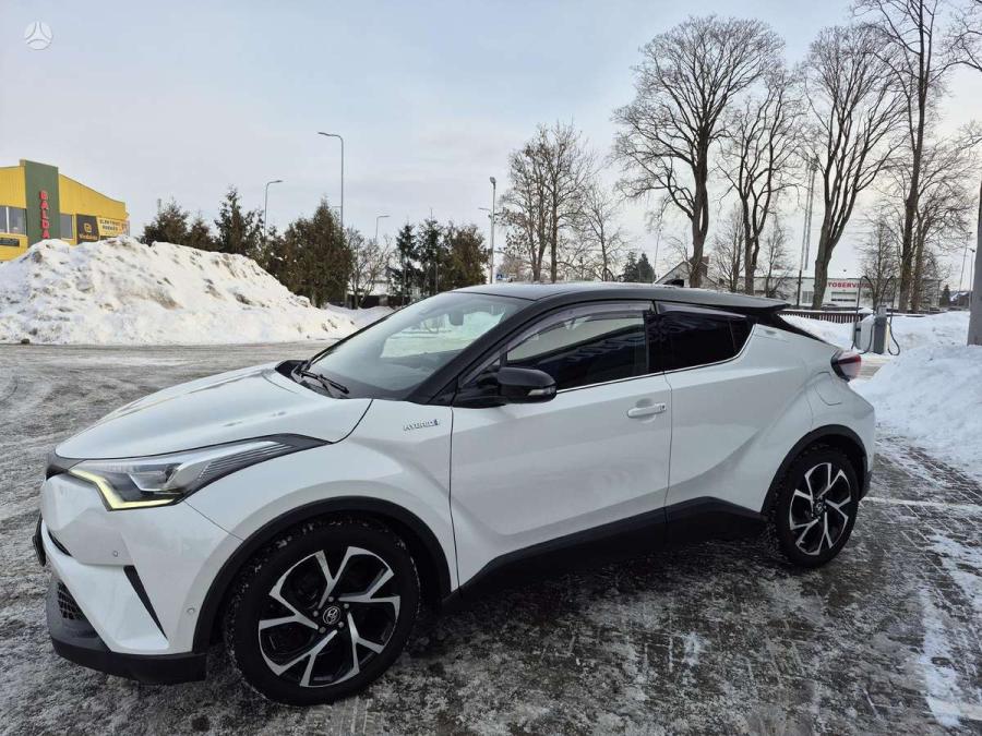 White Toyota C-HR 2017 in Taurage, with an engine capacity of 1.80 L and mileage of 176 thousand km for 12900 €, photo 12 on AUTOMOTO.COM.LV