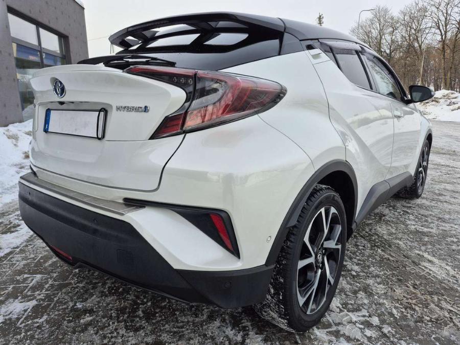 White Toyota C-HR 2017 in Taurage, with an engine capacity of 1.80 L and mileage of 176 thousand km for 12900 €, photo 14 on AUTOMOTO.COM.LV