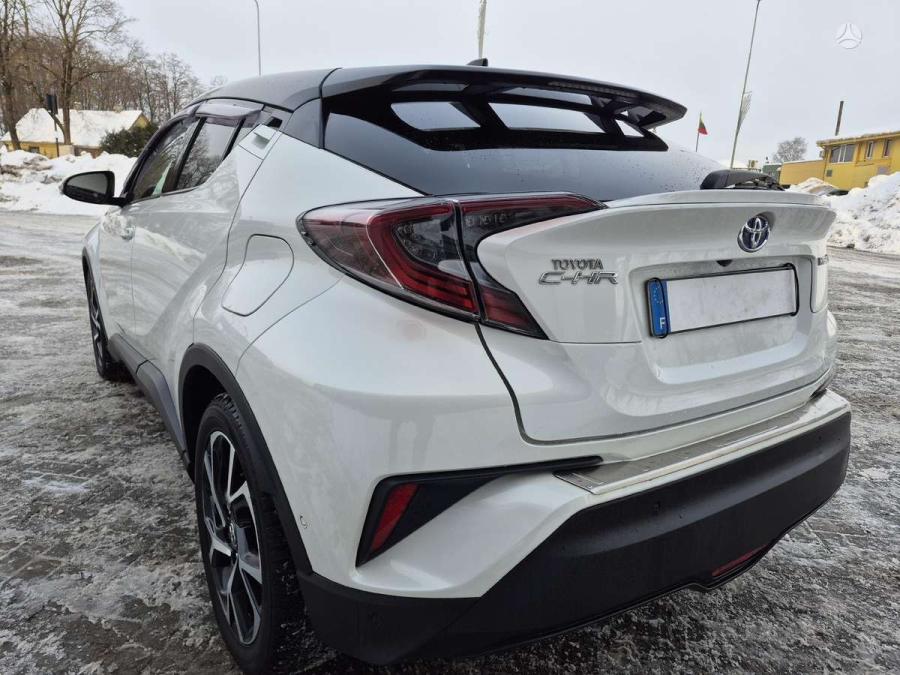 White Toyota C-HR 2017 in Taurage, with an engine capacity of 1.80 L and mileage of 176 thousand km for 12900 €, photo 17 on AUTOMOTO.COM.LV