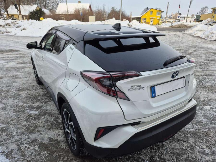 White Toyota C-HR 2017 in Taurage, with an engine capacity of 1.80 L and mileage of 176 thousand km for 12900 €, photo 18 on AUTOMOTO.COM.LV