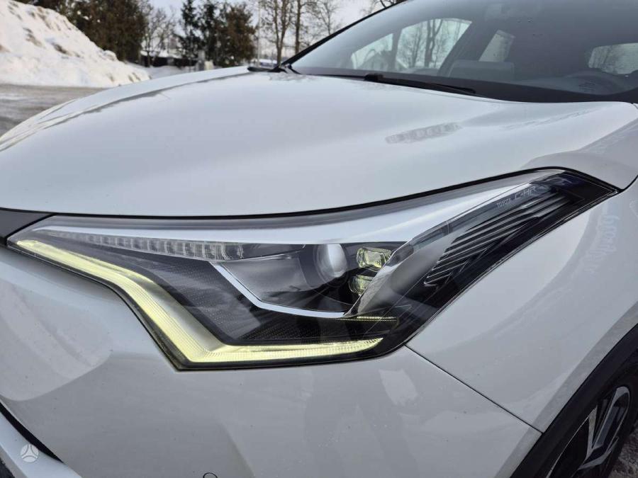 White Toyota C-HR 2017 in Taurage, with an engine capacity of 1.80 L and mileage of 176 thousand km for 12900 €, photo 20 on AUTOMOTO.COM.LV