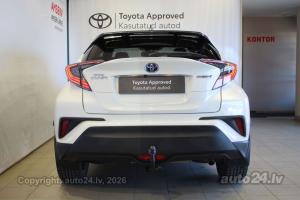 White Toyota C-HR 2017 in Tallinn, with an engine capacity of 1.80 L and mileage of 136 thousand km for 16490 €, photo 5 on AUTOMOTO.COM.LV