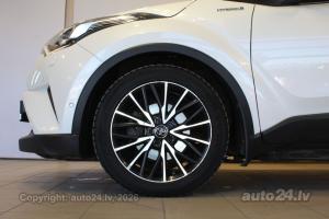 White Toyota C-HR 2017 in Tallinn, with an engine capacity of 1.80 L and mileage of 136 thousand km for 16490 €, photo 16 on AUTOMOTO.COM.LV
