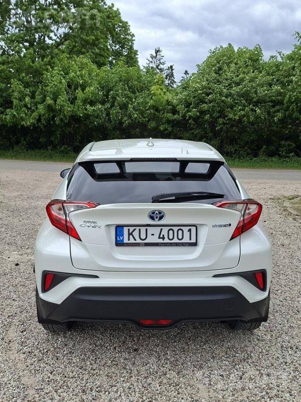 White Toyota C-HR 2017 in Jurmala, with an engine capacity of 1.80 L and mileage of 90 thousand km for 17500 €, photo 6 on AUTOMOTO.COM.LV
