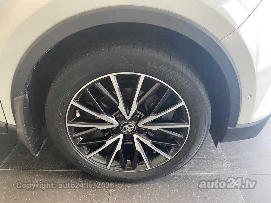 Balts Toyota C-HR 2017 Tallina, ar dzinēja tilpumu 1.20 L un nobraukumu 94 tūkst. km par 14900 €, foto 8 vietnē AUTOMOTO.COM.LV
