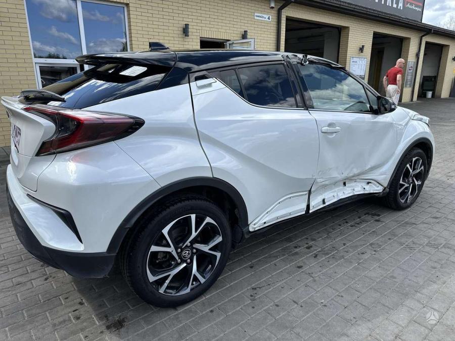 Белый Тойота C-HR 2017 в Утена, объемом двигателя 1.20 л и пробегом 120 тыс. км за 11950 €, фото 5 на AUTOMOTO.COM.LV