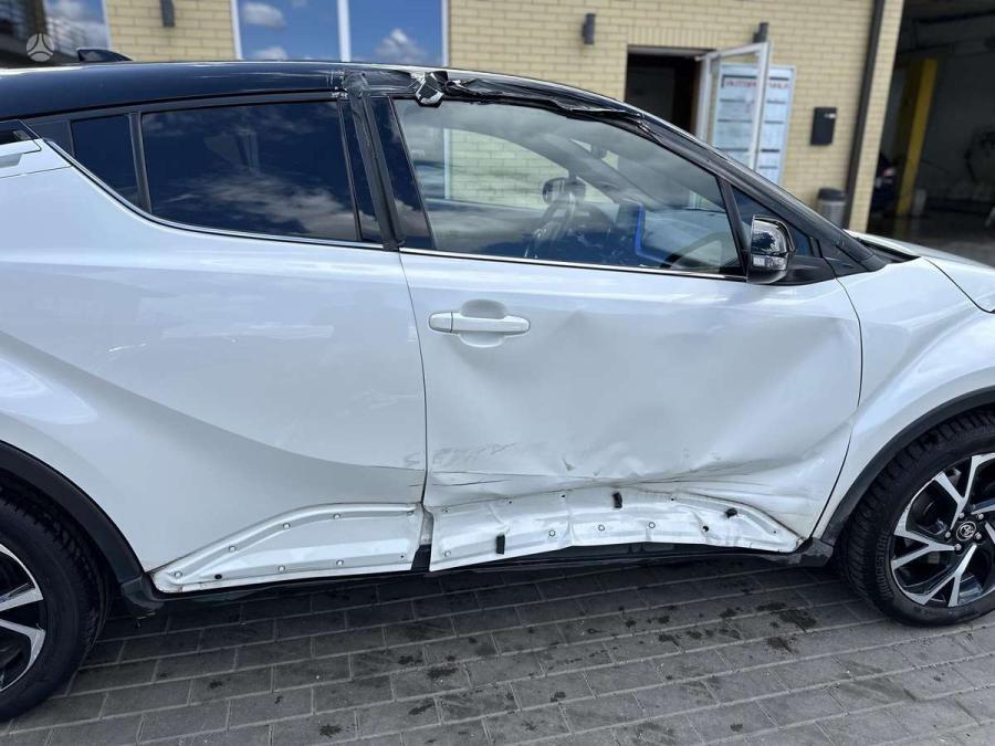 Белый Тойота C-HR 2017 в Утена, объемом двигателя 1.20 л и пробегом 120 тыс. км за 11950 €, фото 8 на AUTOMOTO.COM.LV