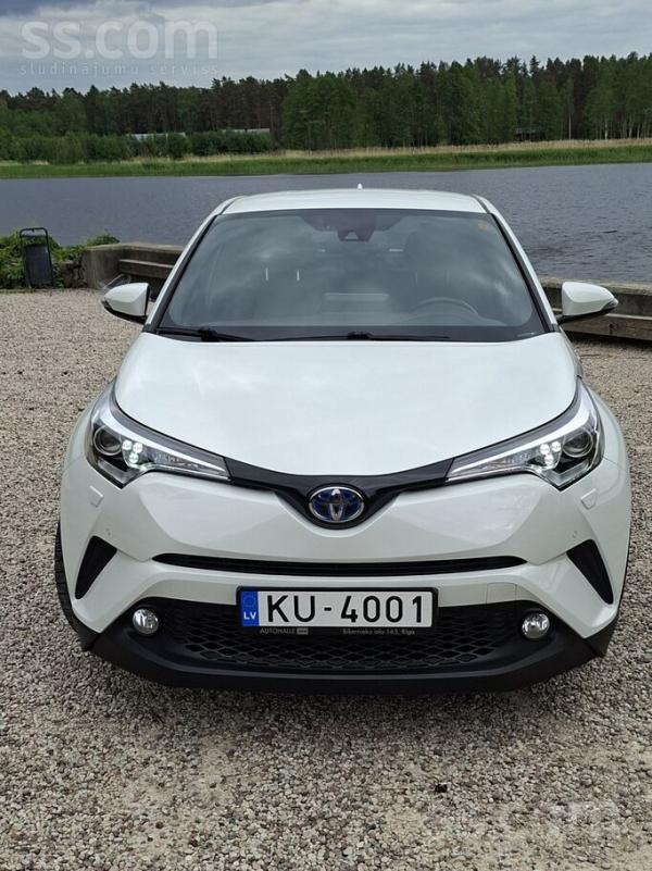 White Toyota C-HR 2017 in Jurmala, with an engine capacity of 1.80 L and mileage of 90 thousand km for 16990 €, photo 3 on AUTOMOTO.COM.LV