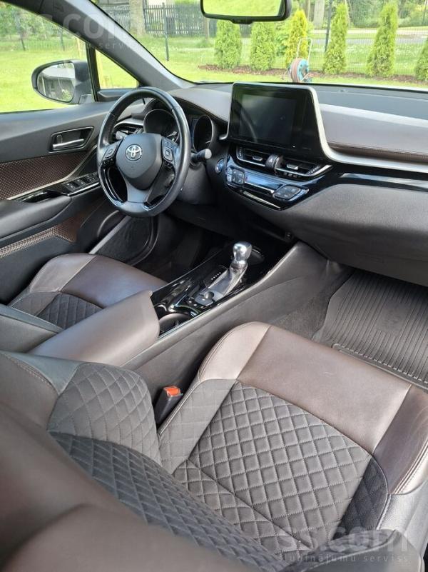 White Toyota C-HR 2017 in Jurmala, with an engine capacity of 1.80 L and mileage of 90 thousand km for 16990 €, photo 4 on AUTOMOTO.COM.LV