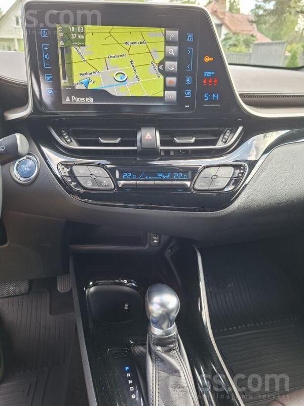 White Toyota C-HR 2017 in Jurmala, with an engine capacity of 1.80 L and mileage of 90 thousand km for 16990 €, photo 8 on AUTOMOTO.COM.LV